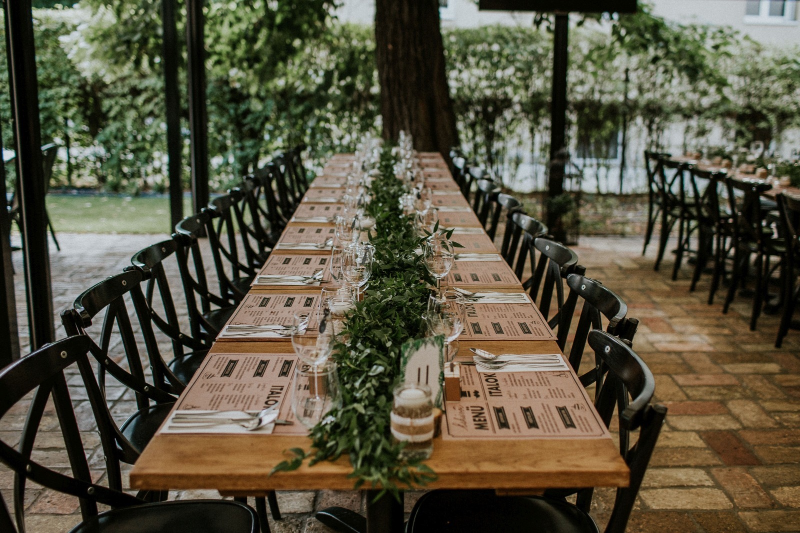 A Kert Bisztró - Greenery stílusú esküvő mezei virágokkal | WeddingFactory