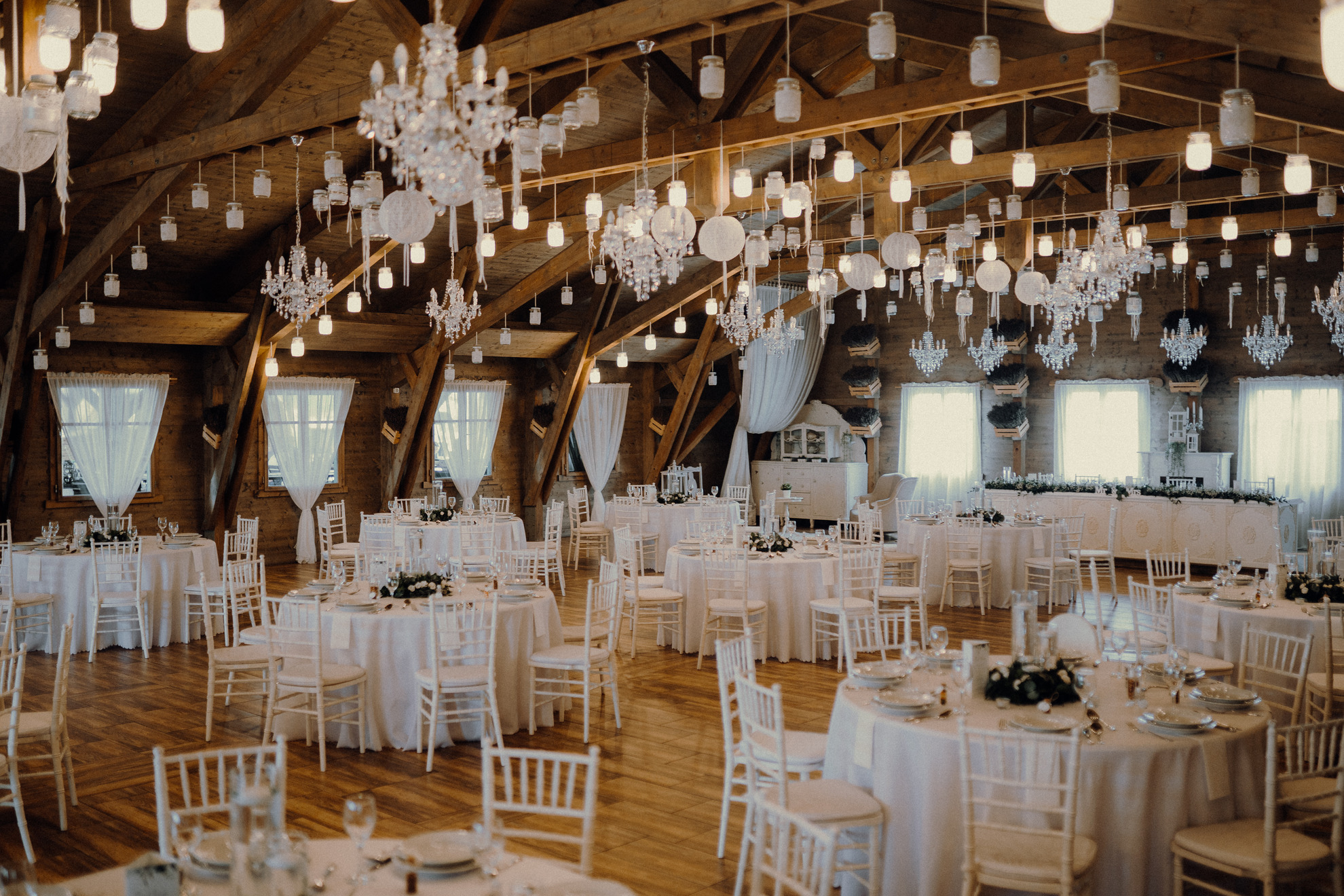 Esküvői dekoráció az Inárcsi Levendulásban | WeddingFactory